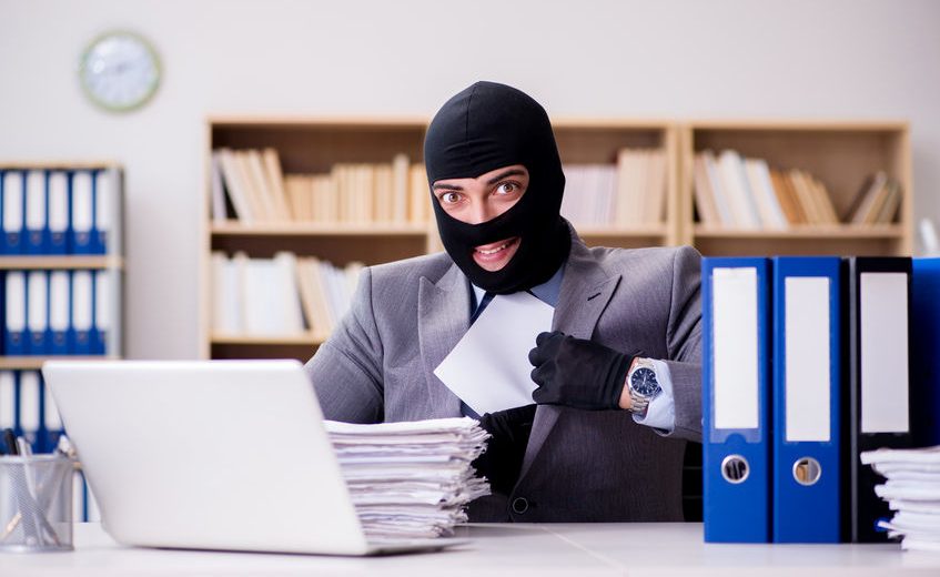 3 effective mind tricks scammers use to get your money | us ...